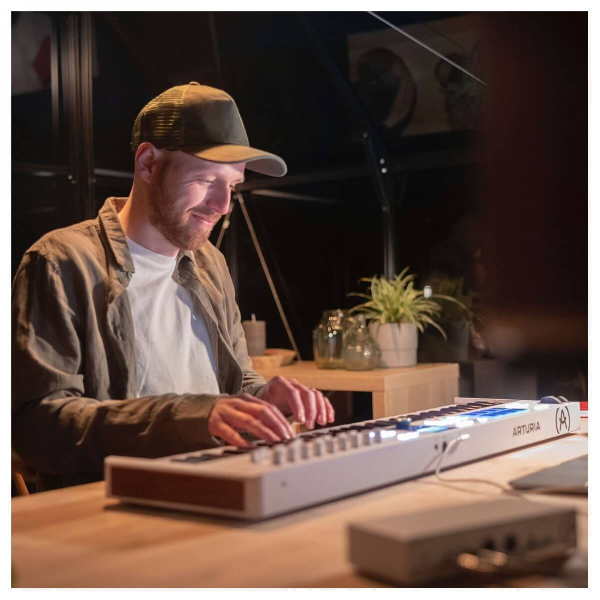 Arturia Midi Keyboard KeyLab Essential MKIII με 61 Πλήκτρα σε Λευκό ...