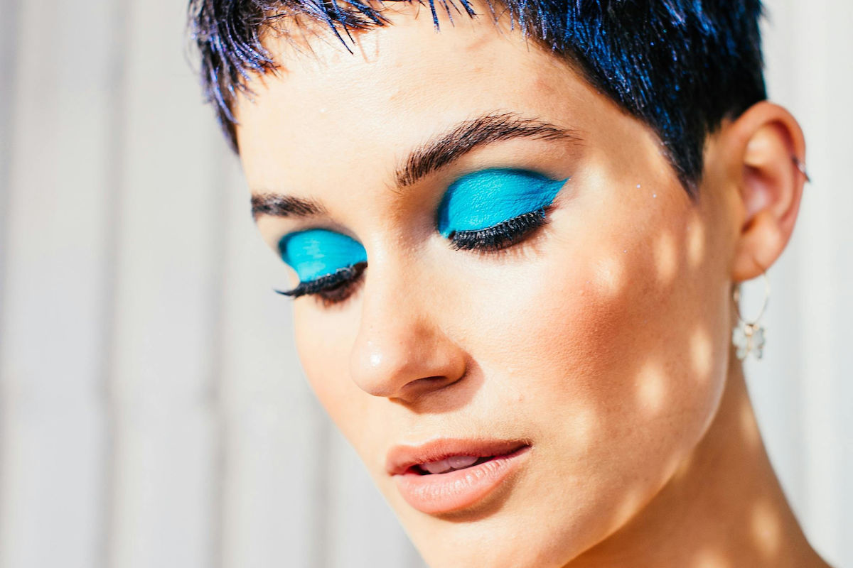 Blue Beauty Trend: What it is and how to achieve it! | Skroutz.cy